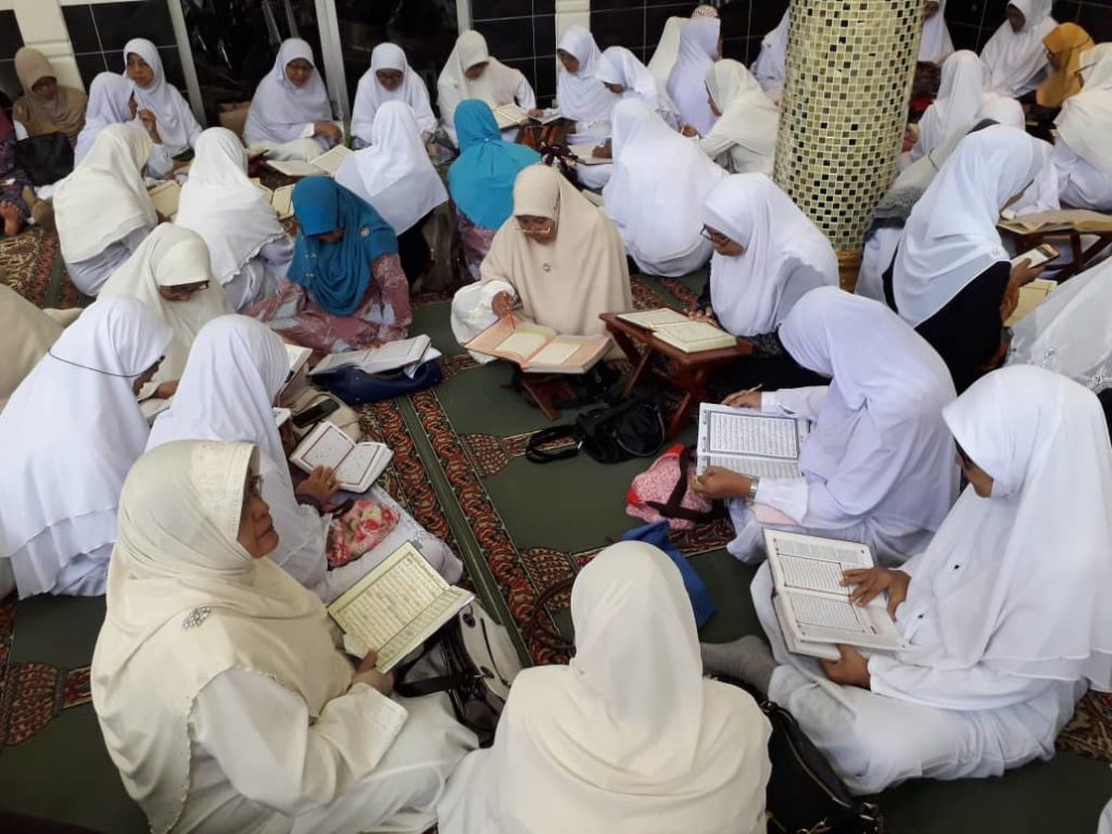 Tadarus disertai 400 Muslimat-Wanita Tambun