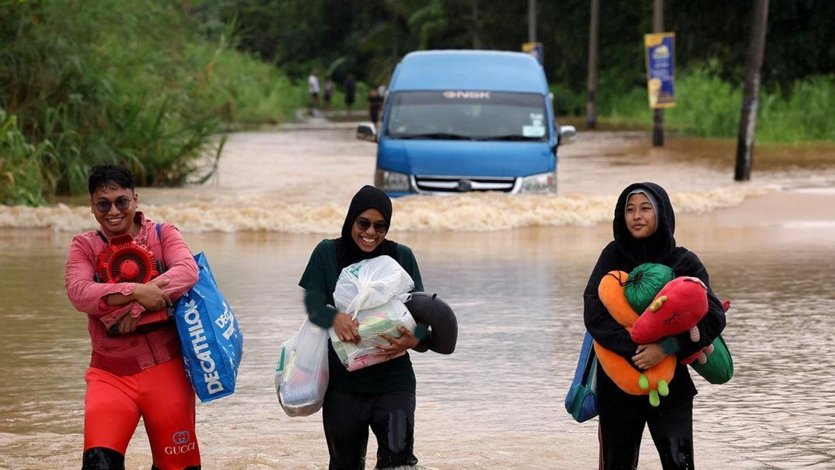 Flood victims waited 12 hours for help