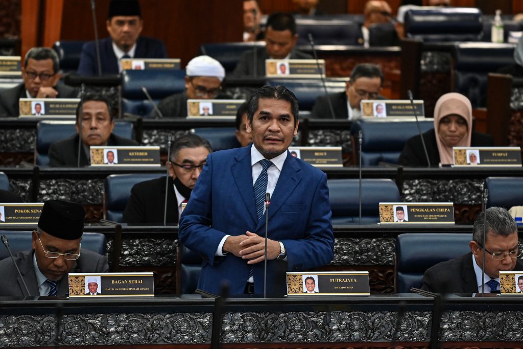 Manfaatkan kejatuhan nilai mata wang negara