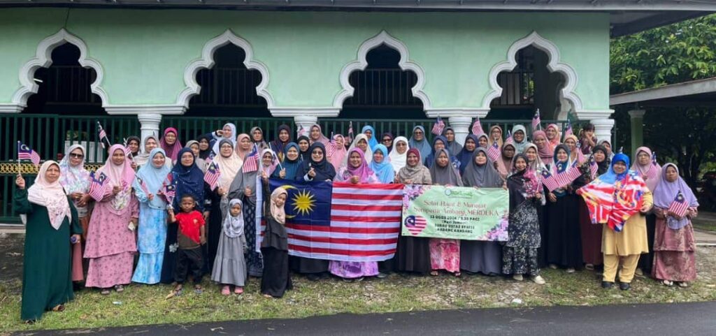 Muslimat PAS Kedah bermotosikal sambut Merdeka