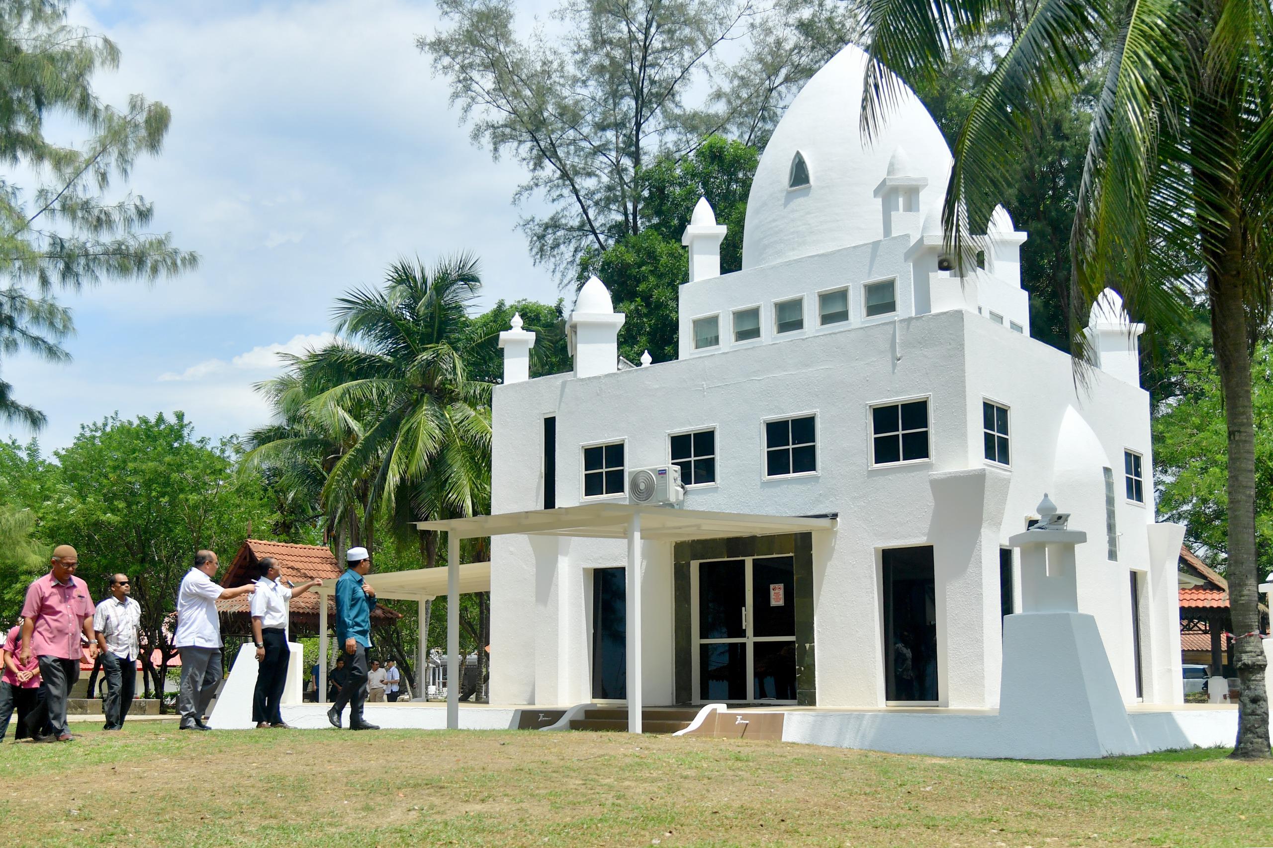 Surau Awam Pantai Batu Buruk kini dibuka untuk orang ramai