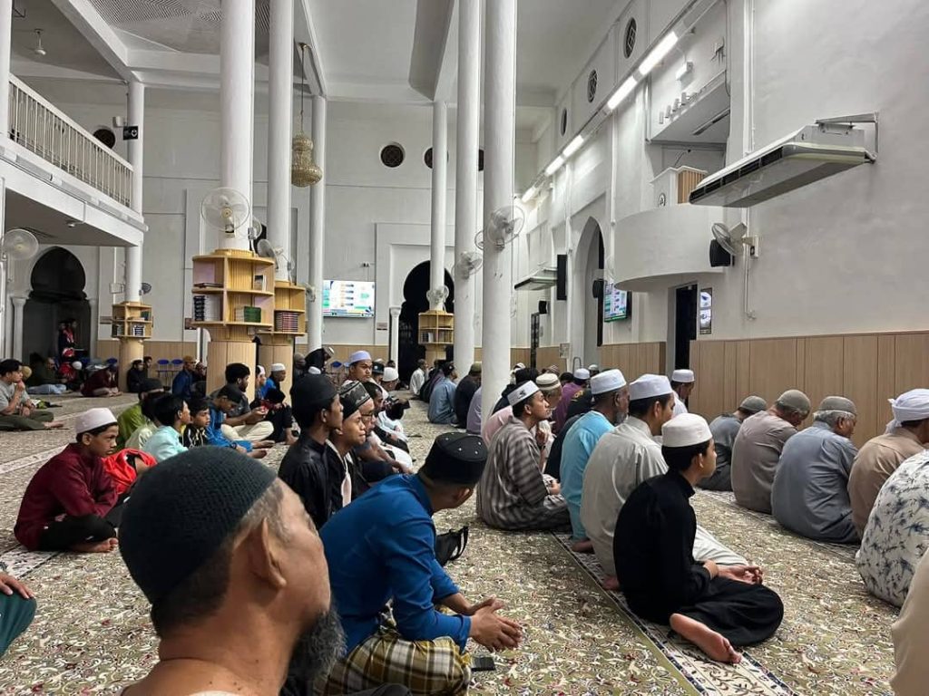 Suasana iftar yang memukau di Masjid Alwi, Kangar