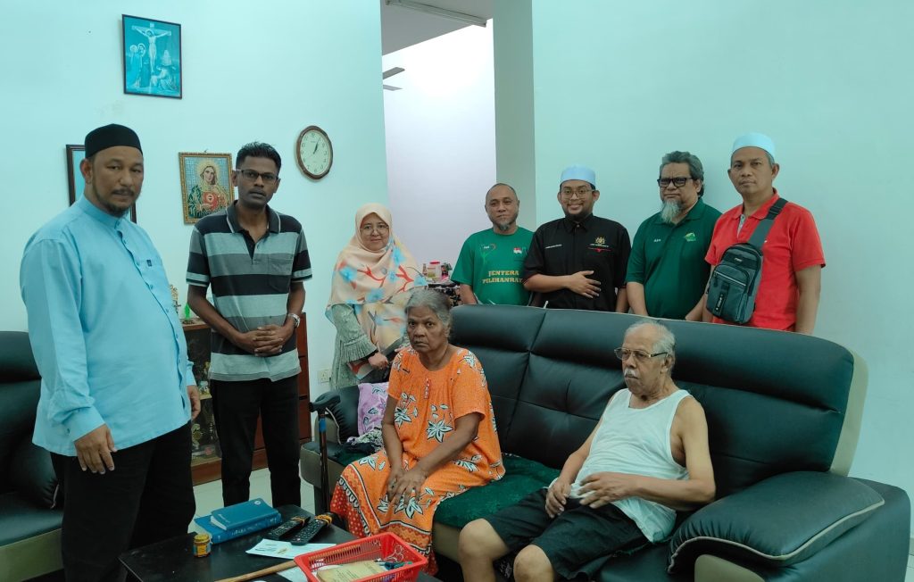 Adib tabah jaga ibu bapa walau berbeza agama
