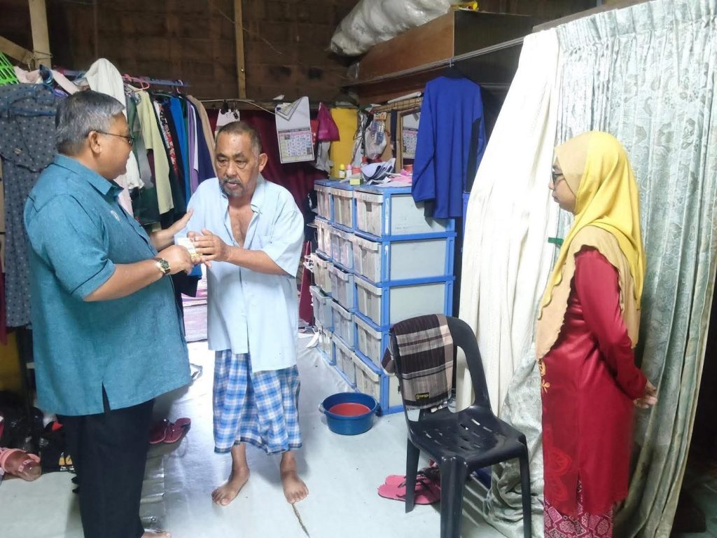 YB Rashidi bantu baik pulih rumah uzur penduduk
